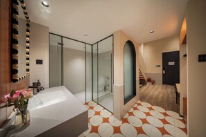 Dúplex Comfort | Casa de banho | Artigos de higiene pessoal grátis, um secador de cabelo, chinelos 