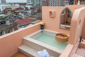 Suite Superior | Casa de banho | Artigos de higiene pessoal grátis, um secador de cabelo, chinelos 