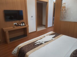 Quarto Duplo ou Twin Deluxe, vista para o parque | Minibar, cofre no quarto, secretária