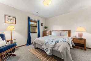 Apartamento em Condomínio Fechado, 1 cama queen-size e sofá-cama (Little Treehouse on the Lake) | 1 quarto, com decoração personalizada, com mobília individualizada 