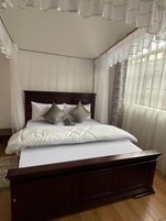 Camas de colchão pillowtop, minibar, cofre no quarto