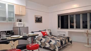 Estúdio Standard, 1 cama queen-size, ar condicionado, Vista para a cidade | Vista do quarto