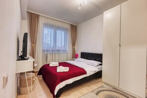 Apartamento Familiar, 2 quartos, cozinha | Secretária, secretária adequada para computadores portáteis 