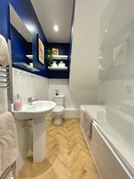 Apartamento Standard | Casa de banho | Artigos de higiene pessoal grátis, um secador de cabelo 