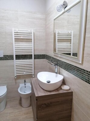 Quarto casal, vista para o jardim | Banheiro | Chuveiro, secador de cabelo, toalhas de banho, sabonete