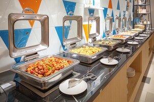 Pequeno-almoço tipo buffet diário mediante uma taxa 