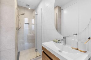 Apartamento superior, varanda, vista para o pátio | Banheiro | Chuveiro, produtos de toalete grátis, secador de cabelo 