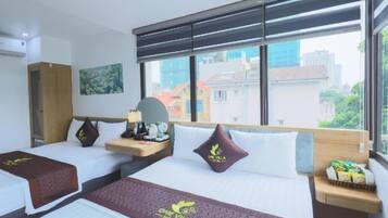 Quarto família, vista para a cidade | Cofres nos quartos, Wi-Fi de cortesia