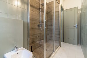 Apartamento, sacada, vista para o jardim | Banheiro | Chuveiro, produtos de toalete grátis, secador de cabelo, bidê