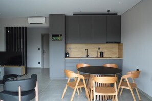 Apartamento superluxo, 1 cama Queen e sofá-cama, sacada, vista para o jardim | Opções para refeição