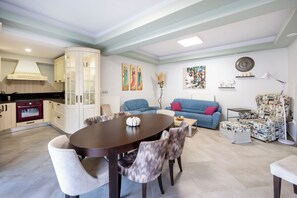 Apartamento luxo, sacada, vista para a montanha | Parte interna