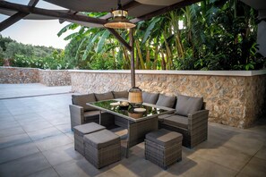 Apartamento luxo, sacada, vista para a montanha | Opções para refeição ao ar livre