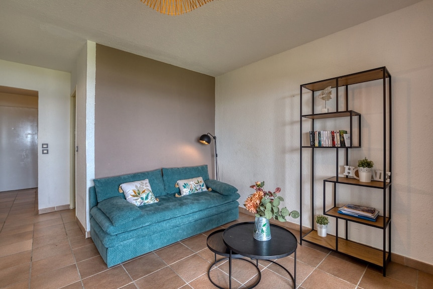 Seafront Apartment: Sea View, Balcony, Direct Beach Access - Arles