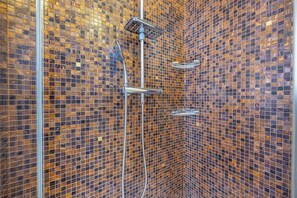Apartamento Deluxe, vista para o pátio | Casa de banho | Um polibã, artigos de higiene pessoal grátis, um secador de cabelo 
