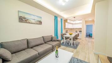 Apartamento Comfort, vista para o mar | Sala de estar | Televisor LED de 42 polegadas com canais via satélite
