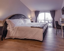 Quarto Duplo Comfort, varanda, vista para a colina | Cortinas/cortinados opacos, quartos insonorizados 