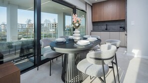 Apartamento (14) | Cozinha privada | Um frigorífico, uma placa de cozinha, uma chaleira elétrica 