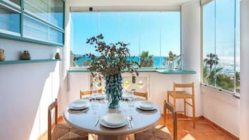 Apartamento (2 Bedrooms) | Refeições no quarto
