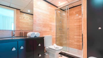 Apartamento (2 Bedrooms) | Casa de banho | Um polibã, artigos de higiene pessoal grátis, um secador de cabelo