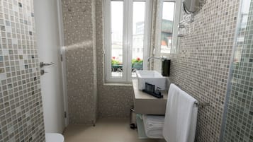 Chuveiro, secador de cabelo, toalhas de banho, sabonete