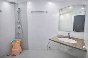 Chuveiro, produtos de toalete grátis, toalhas de banho, sabonete