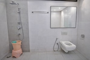 Chuveiro, produtos de toalete grátis, toalhas de banho, sabonete