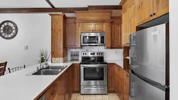 Apartamento Familiar em Condomínio Fechado, pátio, vista para a montanha | Cozinha privada