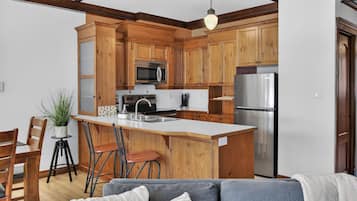 Apartamento Familiar em Condomínio Fechado, pátio, vista para a montanha | Interior