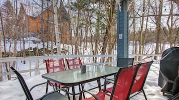 Apartamento Familiar em Condomínio Fechado, pátio, vista para a montanha | Refeições ao ar livre