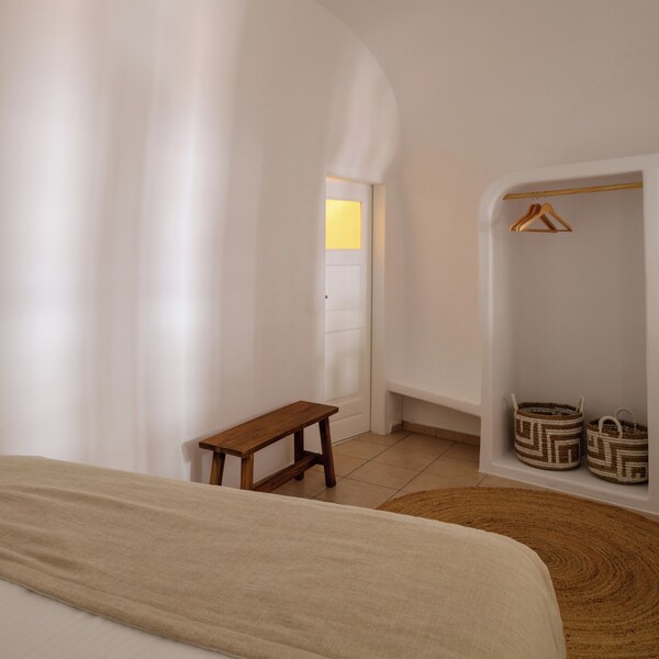 Caldera Whisper Caves - Oia