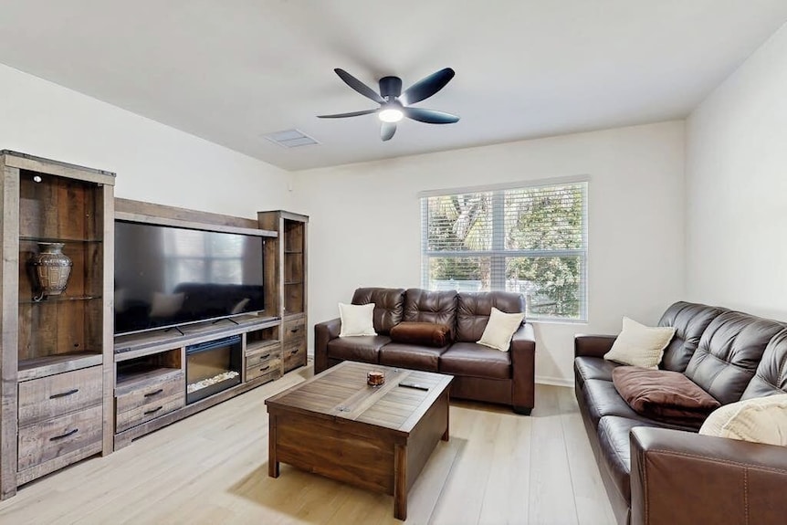 Gorgeous Coastal Home With Plenty Of Privacy, Full Kitchen & Backyard - North Port, FL