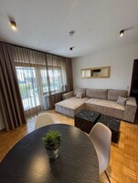 Apartamento, sacada, vista para o jardim | Área de estar