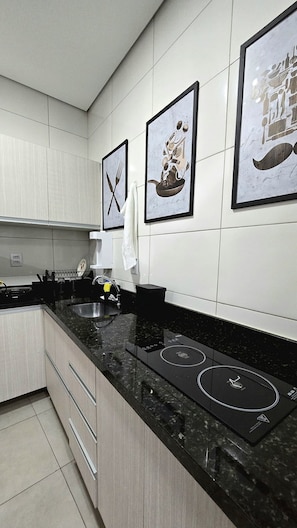Apartamento | Cozinha privada | Geladeira, micro-ondas, talheres/pratos/utensílios de cozinha