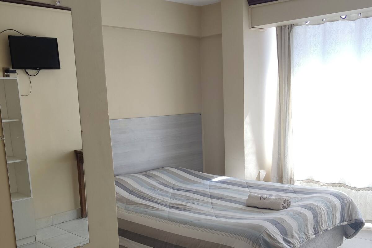Quarto básico, vista para a cidade | Roupas de cama premium, edredons de pluma, camas Select Comfort