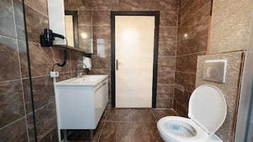 Suite Deluxe, Vista para a cidade | Casa de banho | Um secador de cabelo, toalhas fornecidas, sabão, champô
