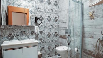 Twin Oda | Casa de banho | Um secador de cabelo, toalhas fornecidas, sabão, champô