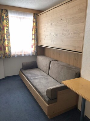 Casa Nobre, vários quartos, aceitam-se animais de estimação, vista para a montanha | Sala de estar | Televisor de ecrã plano de 50 polegadas com canais por cabo 