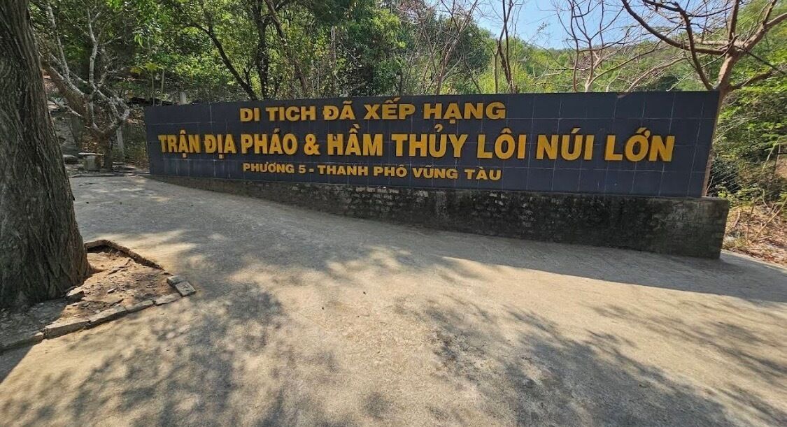 Um sinal com texto em vietnamita, provavelmente indicando um local ou estabelecimento.