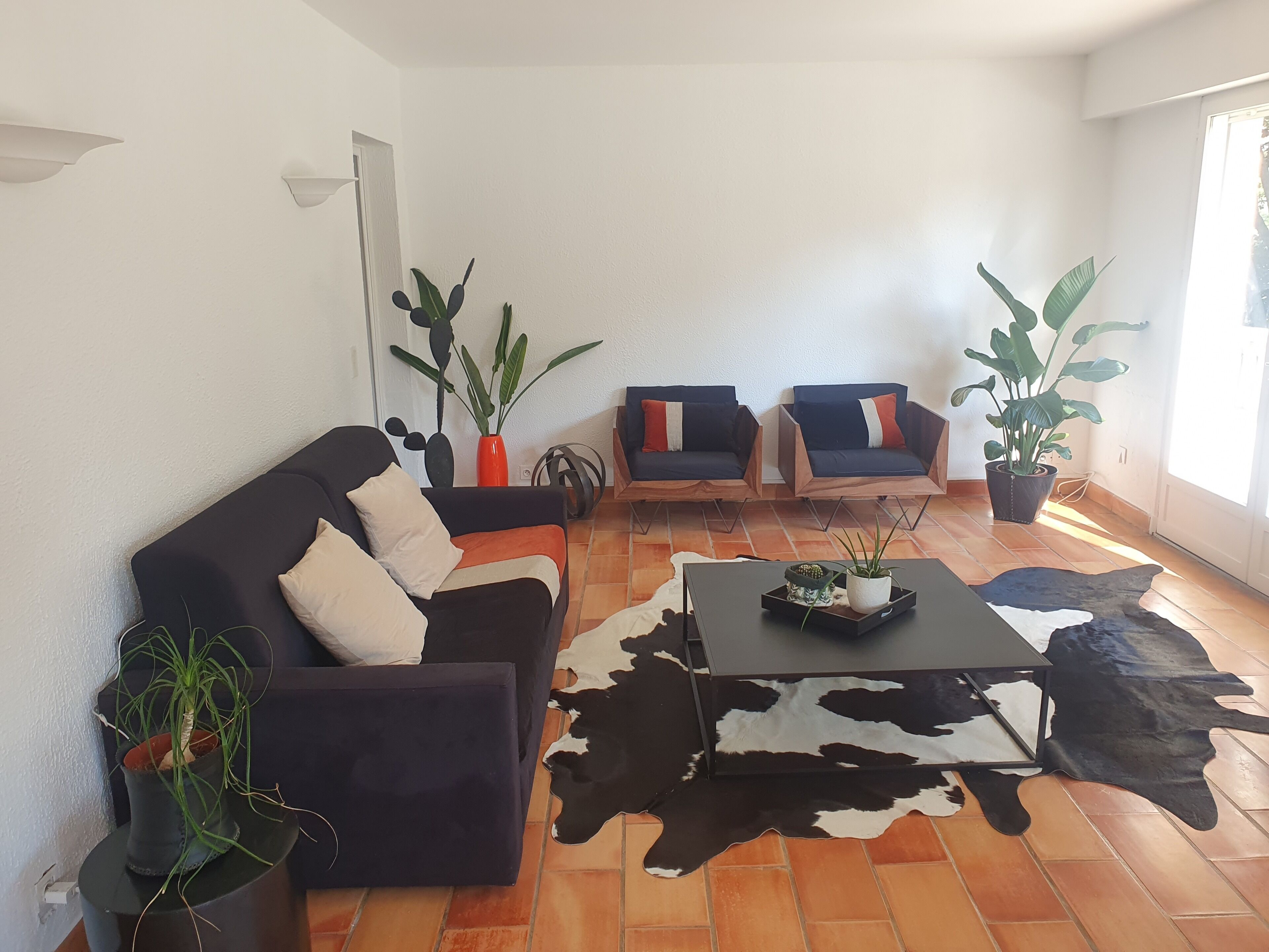 Low Villa With Pool In A Green Setting - Antibes