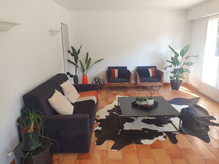 Low Villa With Pool In A Green Setting - Antibes