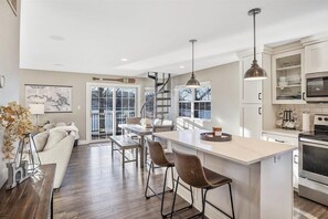Casa, várias camas, pátio (35 Lake Villas) | Interior