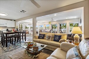 Casa, várias camas, varanda (30807 Rustic Rd) | Área de estar