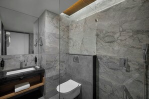 Quarto, 1 cama king-size, Vista para a cidade | Casa de banho