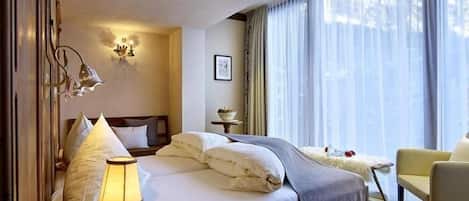 Suite Deluxe, varanda, vista para a montanha | Roupa de alta qualidade, camas de colchão viscoelástico, Wi-fi grátis