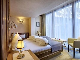 Suite Deluxe, varanda, vista para a montanha | Roupa de alta qualidade, camas de colchão viscoelástico, Wi-fi grátis