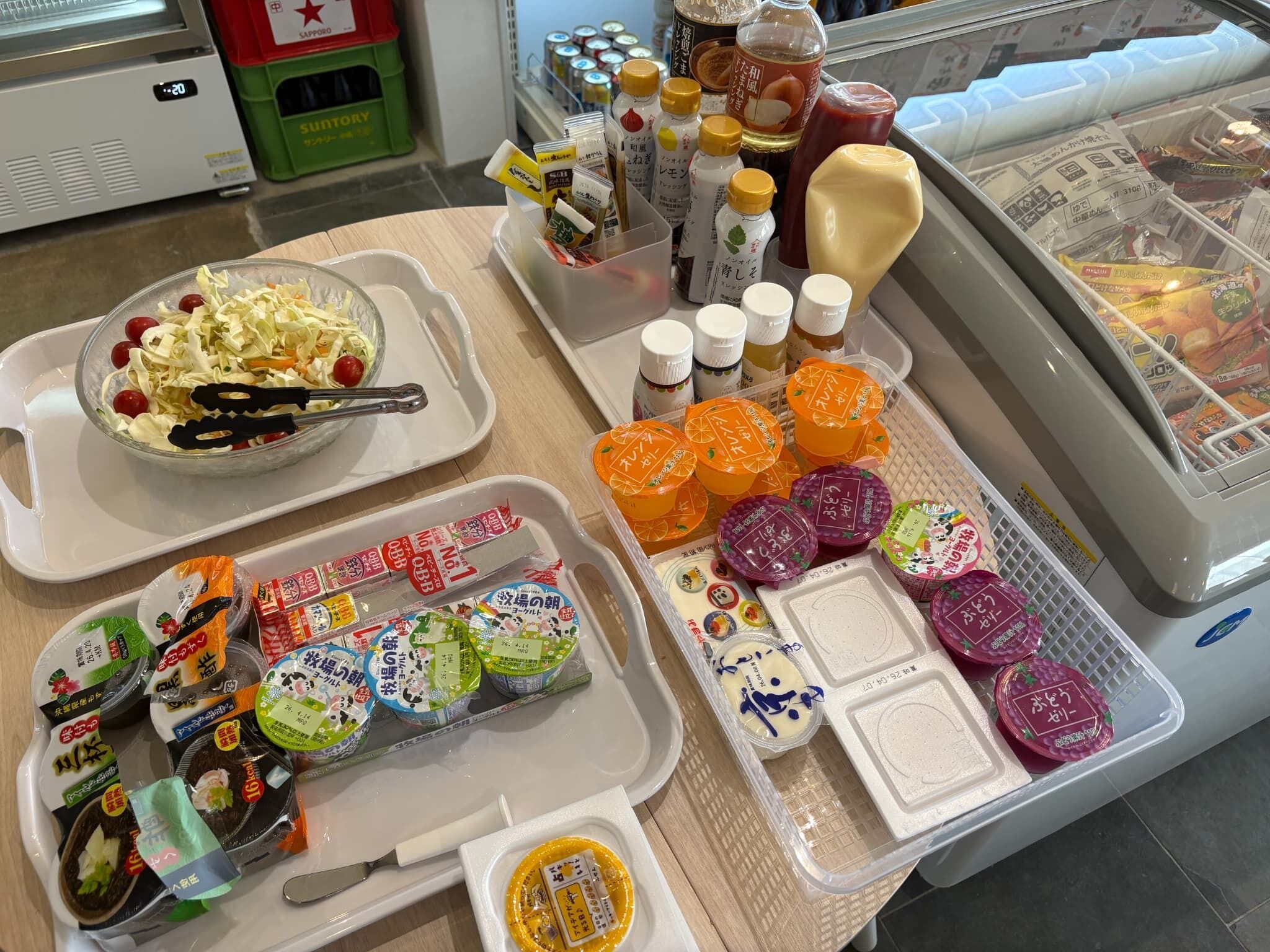 Exposição de alimentos com diversos produtos embalados e acompanhamentos.