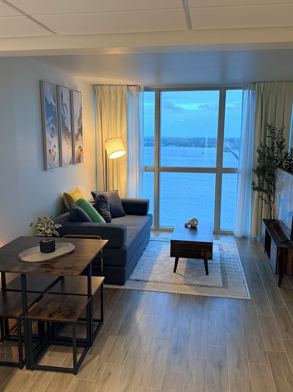 Downtown Fort Myers + Riverfront Escape + Pool - Fort Myers
