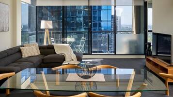 Apartamento luxo, sacada, vista para a cidade | Área de estar