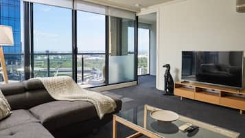 Apartamento luxo, sacada, vista para a cidade | Área de estar