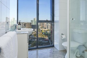 Apartamento Deluxe, varanda, Vista para a cidade | Casa de banho